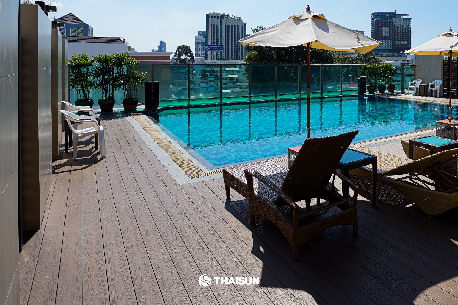 โรงแรม Apirl - ไม้เทียม Thaisun พื้นไม้เทียม